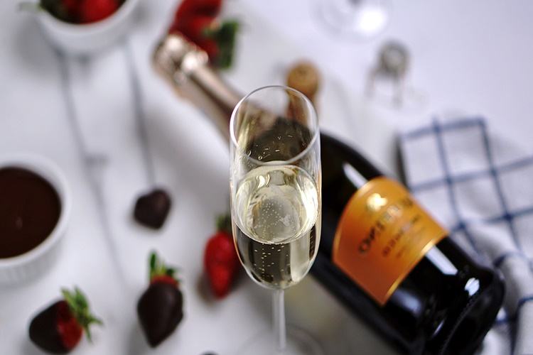 Beyaz Şampanya Neyle İçilir? - Güncel Oku