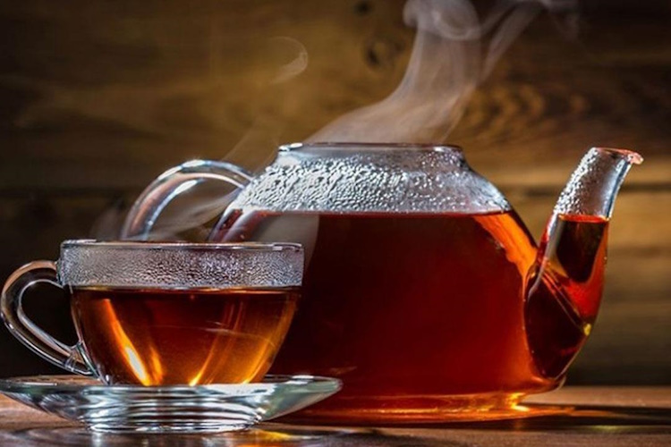 Çay Koyarken Demlik Neden Akıtır? - Güncel Oku