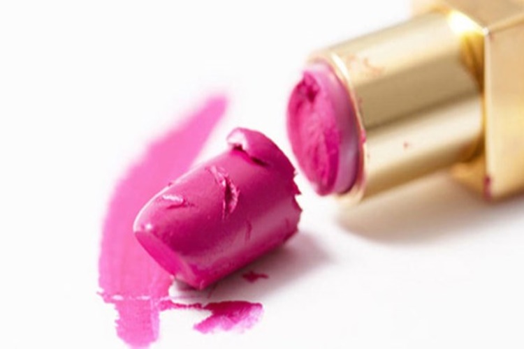 Kırılan Ruj Nasıl Yapıştırılır? - Güncel Oku