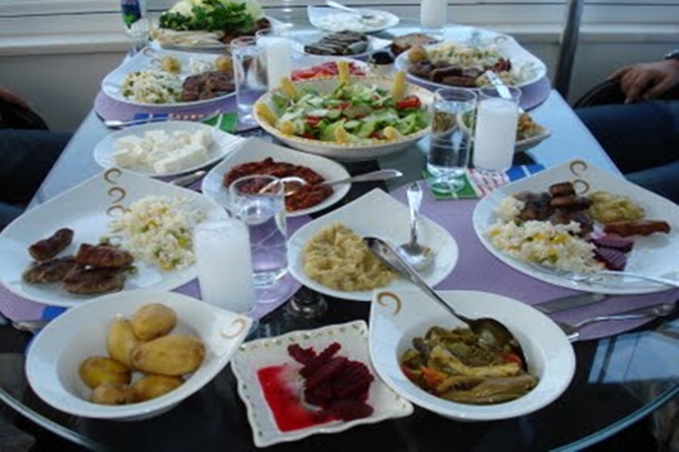 Rakı İle Yenen Yemekler Nelerdir? - Güncel Oku